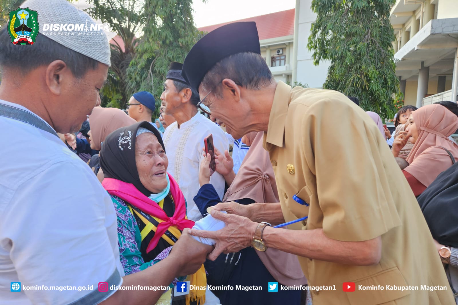 TANGIS BAHAGIA KELUARGA SAMBUT KEPULANGAN JEMAAH HAJI ASAL MAGETAN – Dinas Komunikasi dan ...